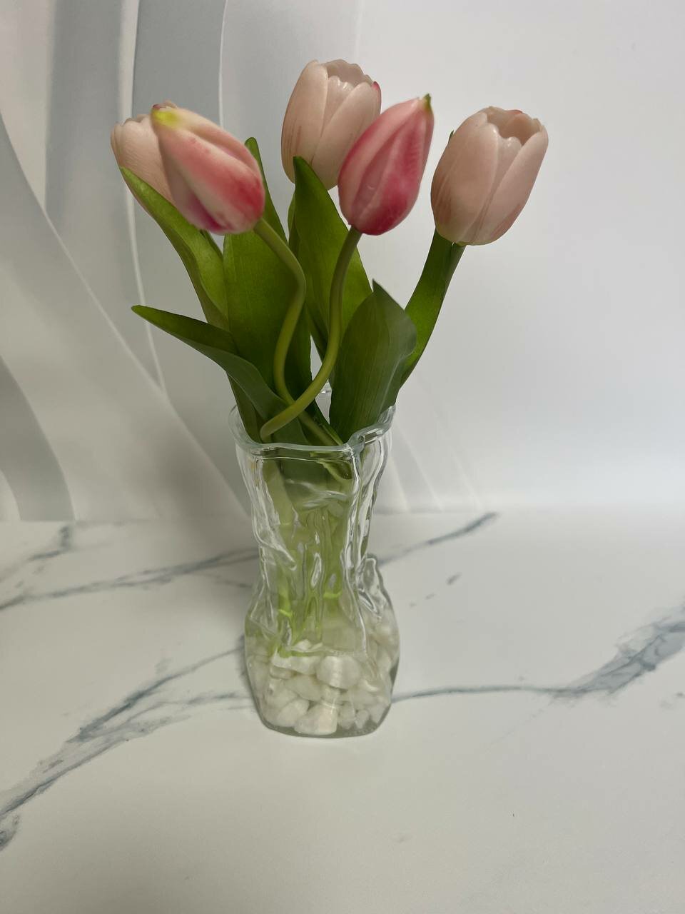 Искусственные цветы тюльпаны 5 штук в стеклянной вазе с имитацией воды