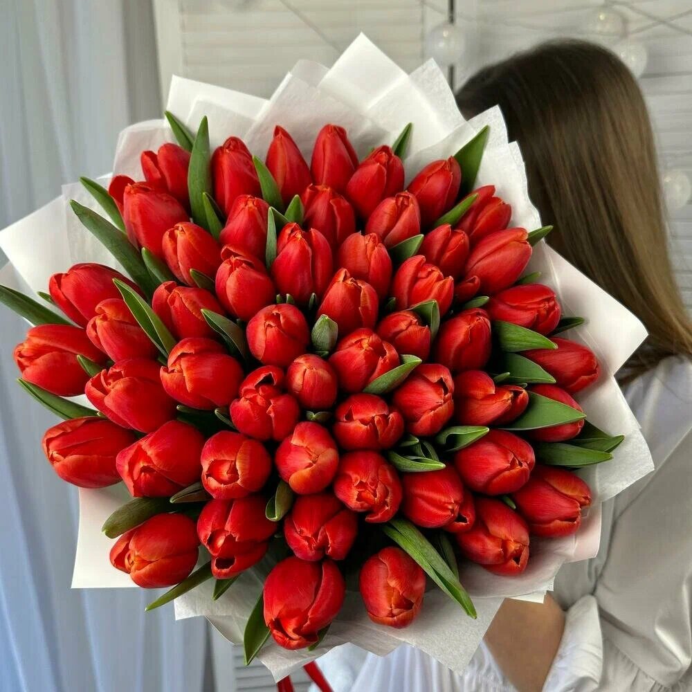 Тюльпаны/ Красные тюльпаны букет 77 штук/ Тюльпаны с доставкой по Москве/ Цветы к 8 марта