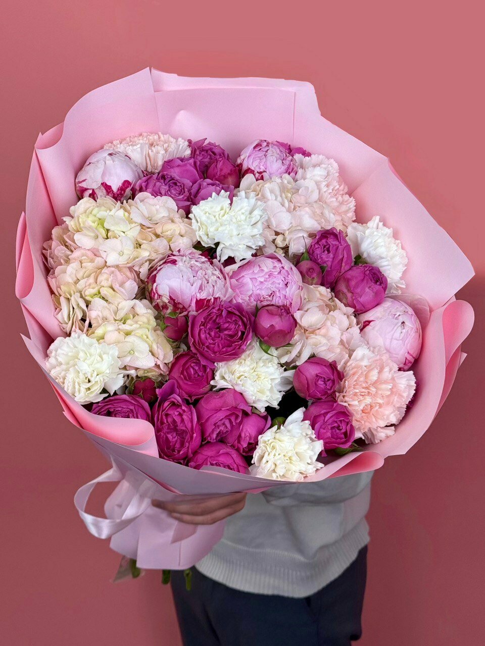 Нежный сборный букет из пионов, диантусов, гортензий и пионовидных кустовых роз в подарочной упаковке
