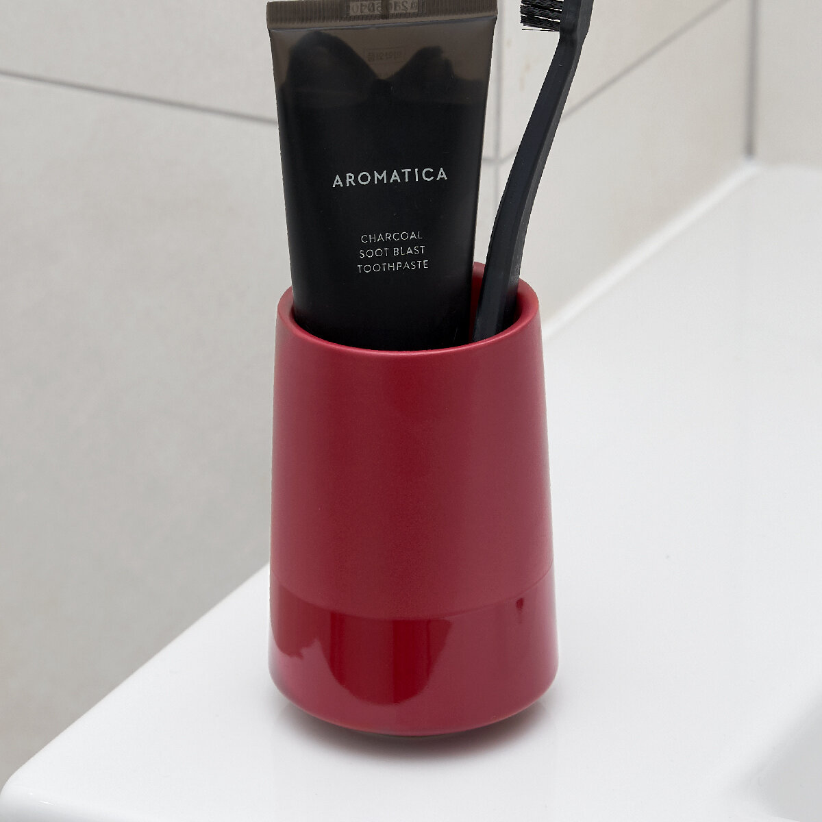 Стакан для зубных щеток в ванную керамический Magma красного цвета