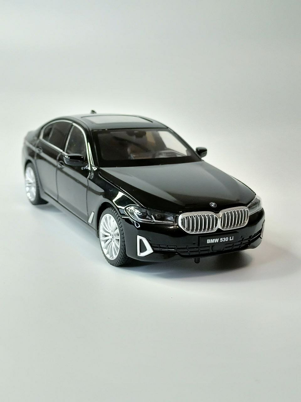 Коллекционная машинка игрушка металлическая BMW 530 li масштабная модель 1:24 черный