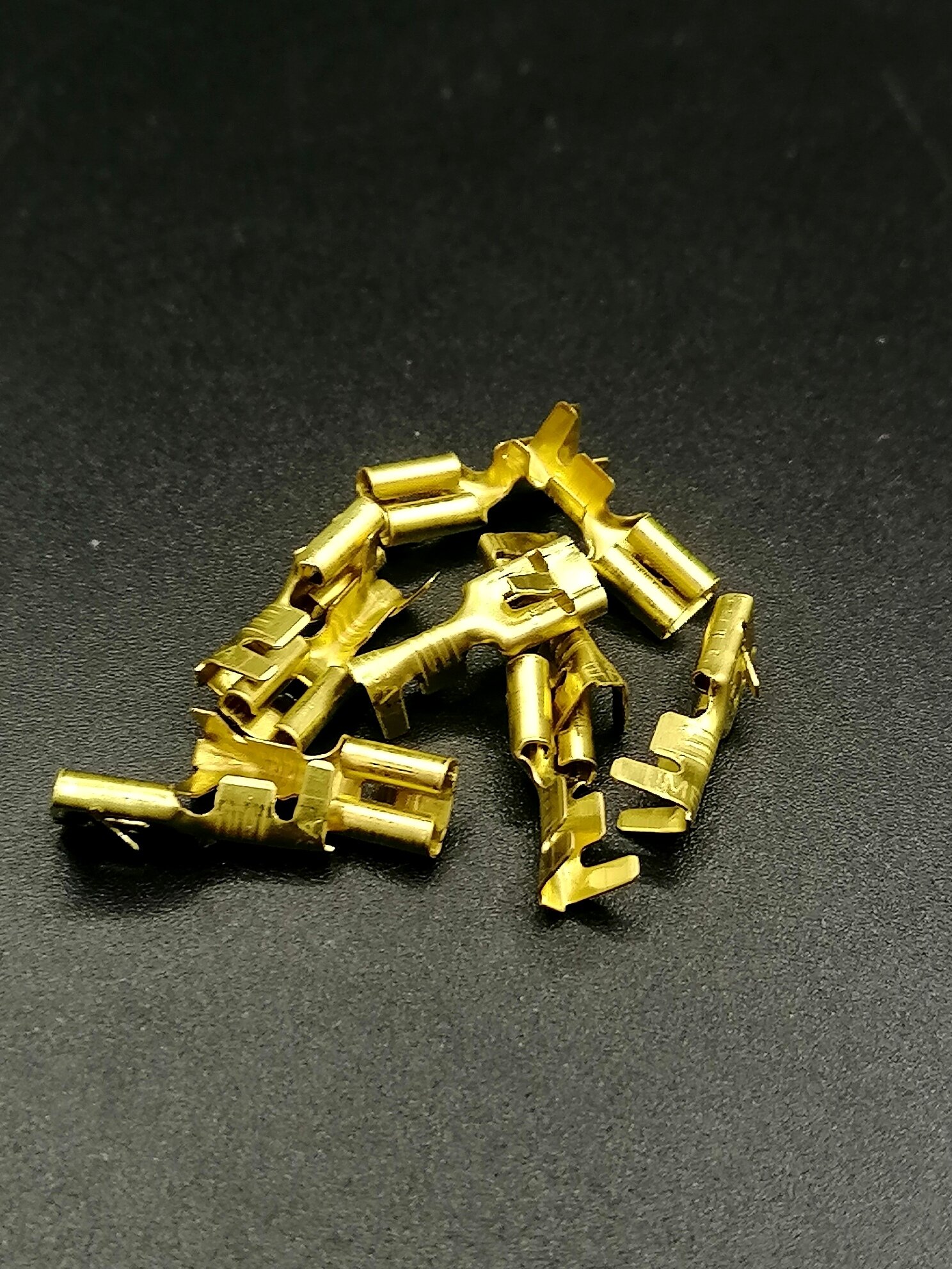 Клеммы ножевые неизолированные 4,8мм мама 10шт длина контакта - 9 мм, ширина контакта - 5 мм, толщина - 2 мм.