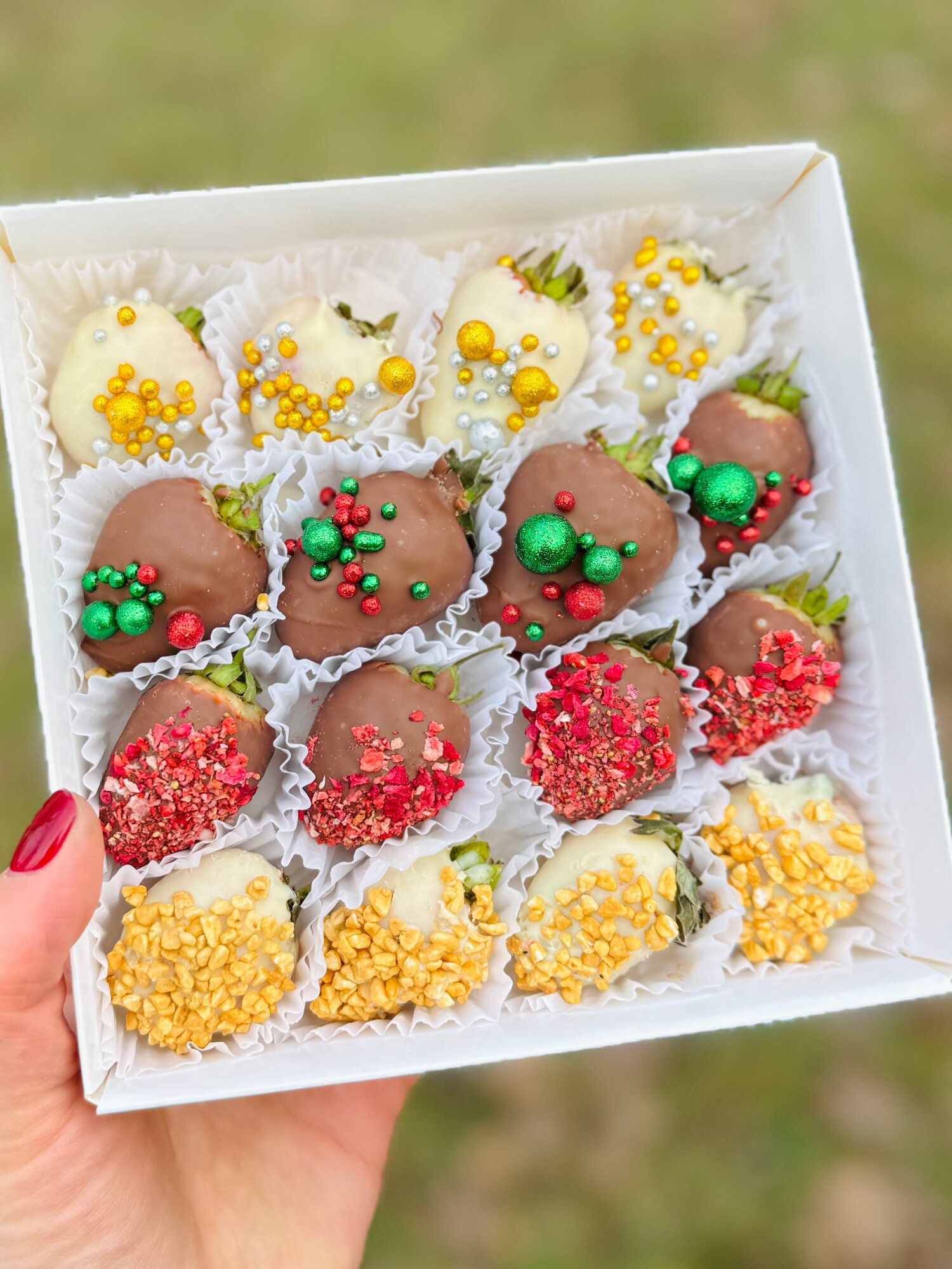 Клубника в бельгийском шоколаде «Сияние», сладкий подарок на Новый год