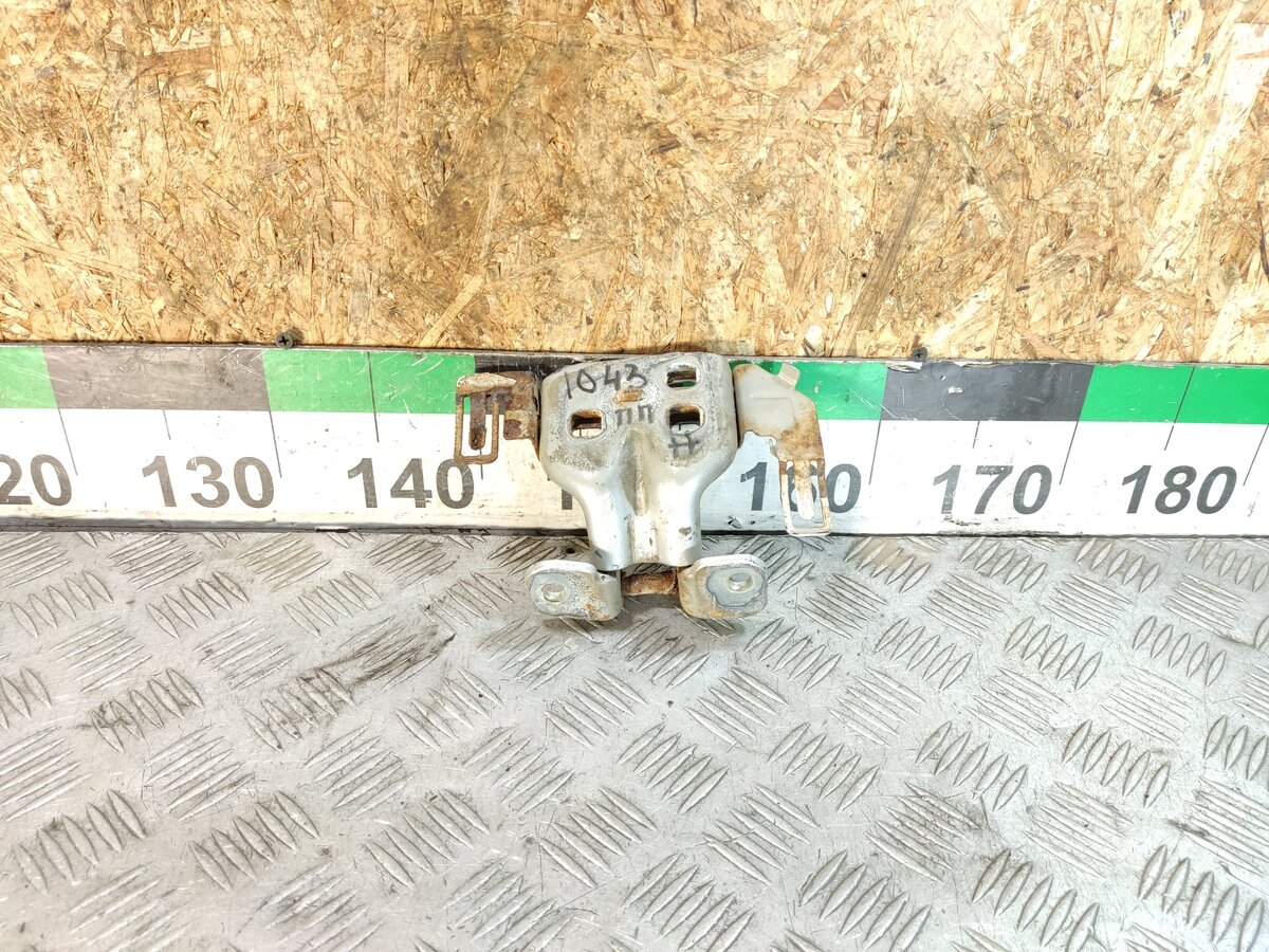 Петля двери передней правой нижняя CHRYSLER Voyager/Caravan 2000-2008 4717210