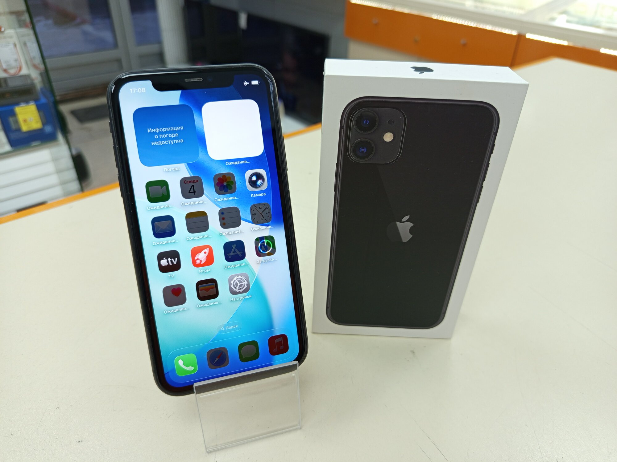 Смартфон Apple iPhone 11 64 ГБ, Dual: nano SIM + eSIM, черный, (б/у), уценен