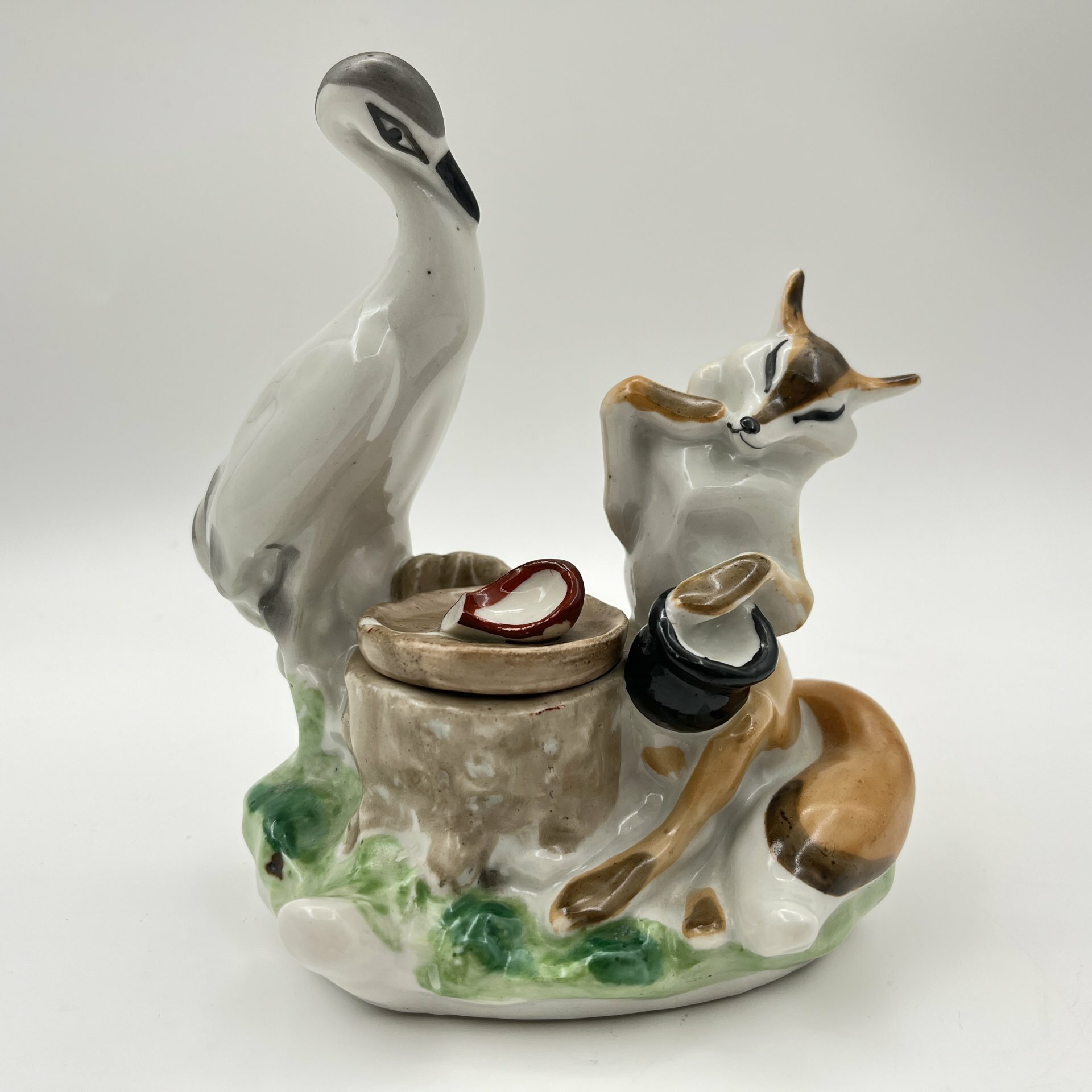 Чернильница «Лиса и журавль», скульптор Ю. П. Смирнов, фарфор, роспись