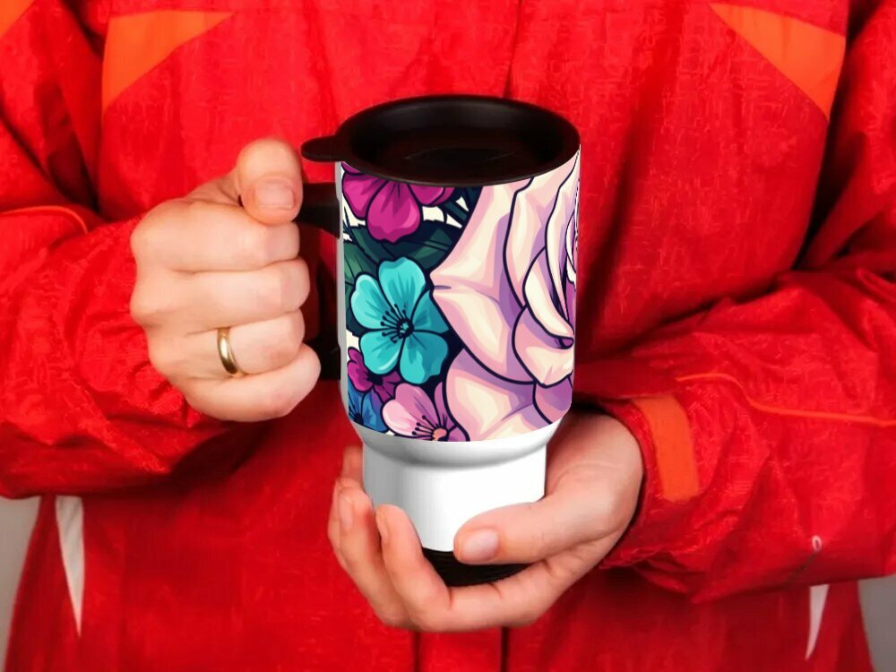 Тремокружка для авто с принтом "Нежный цветочный букет в пастельных тонах. Пышная композиция из крупных роз и мелких полевых цветов в розово-сиреневой, бирюзовой и фуксиевой." 0.5 л.