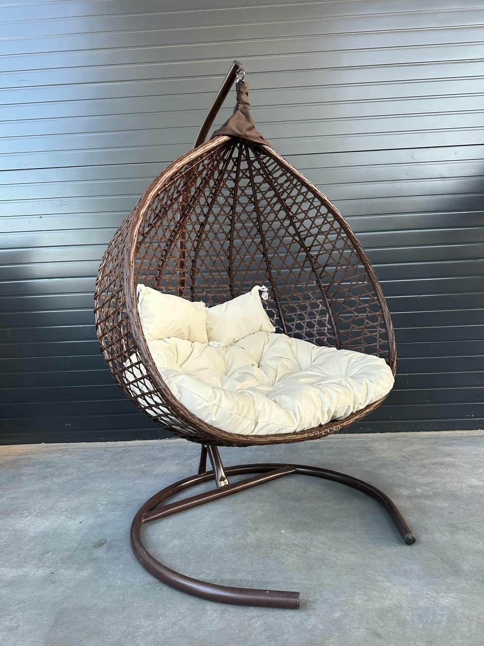 Подвесное двухместное кресло-кокон фиджи премиум коричневый (бежевая подушка, полиэстер)