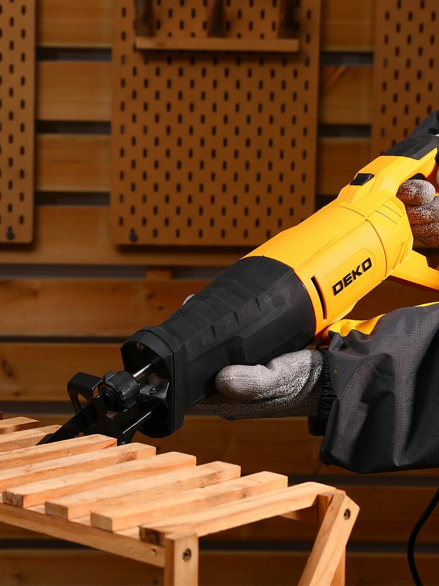 Пила сабельная DEKO DKRS1200E, мощность 1200Вт, 28000 ходов в минуту