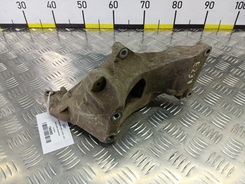 Кронштейн генератора Б/У для LAND ROVER DISCOVERY III (2004—2009) YLU500290