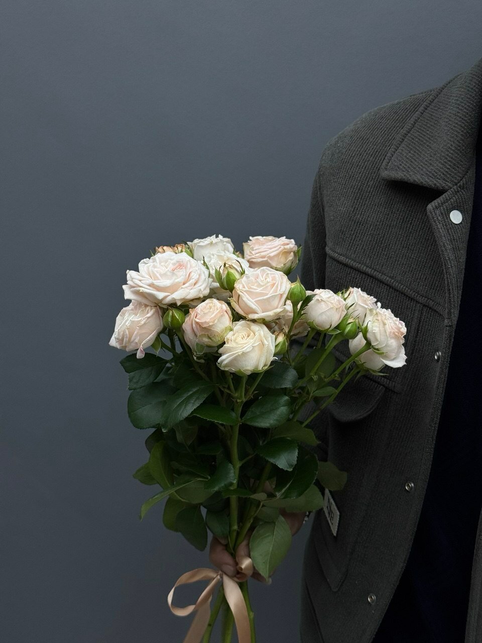 Букет нежно-розовых кустовых роз 5 штук, от "Exotica flowers", размер XS Высота 50 см