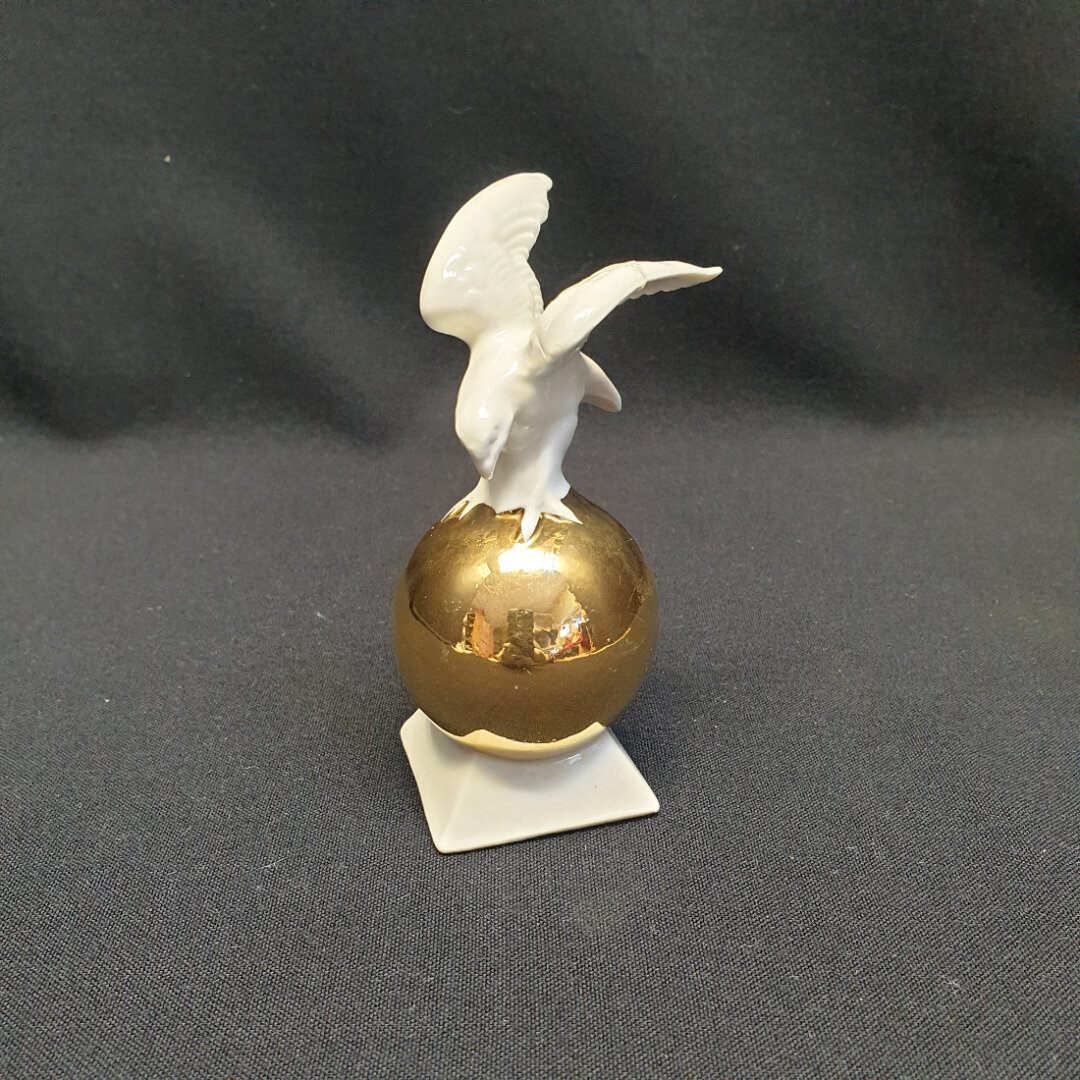 Статуэтка Орел на шаре Porzellan fabrik Carl Sc heidig K, фарфор высота 11.5 см, склейка, винтаж ГДР