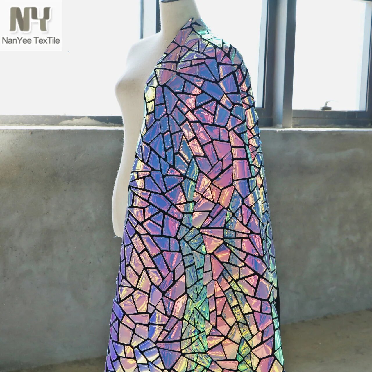 Фиолетово-серебристая бархатная ткань с лазерной вышивкой и блестками