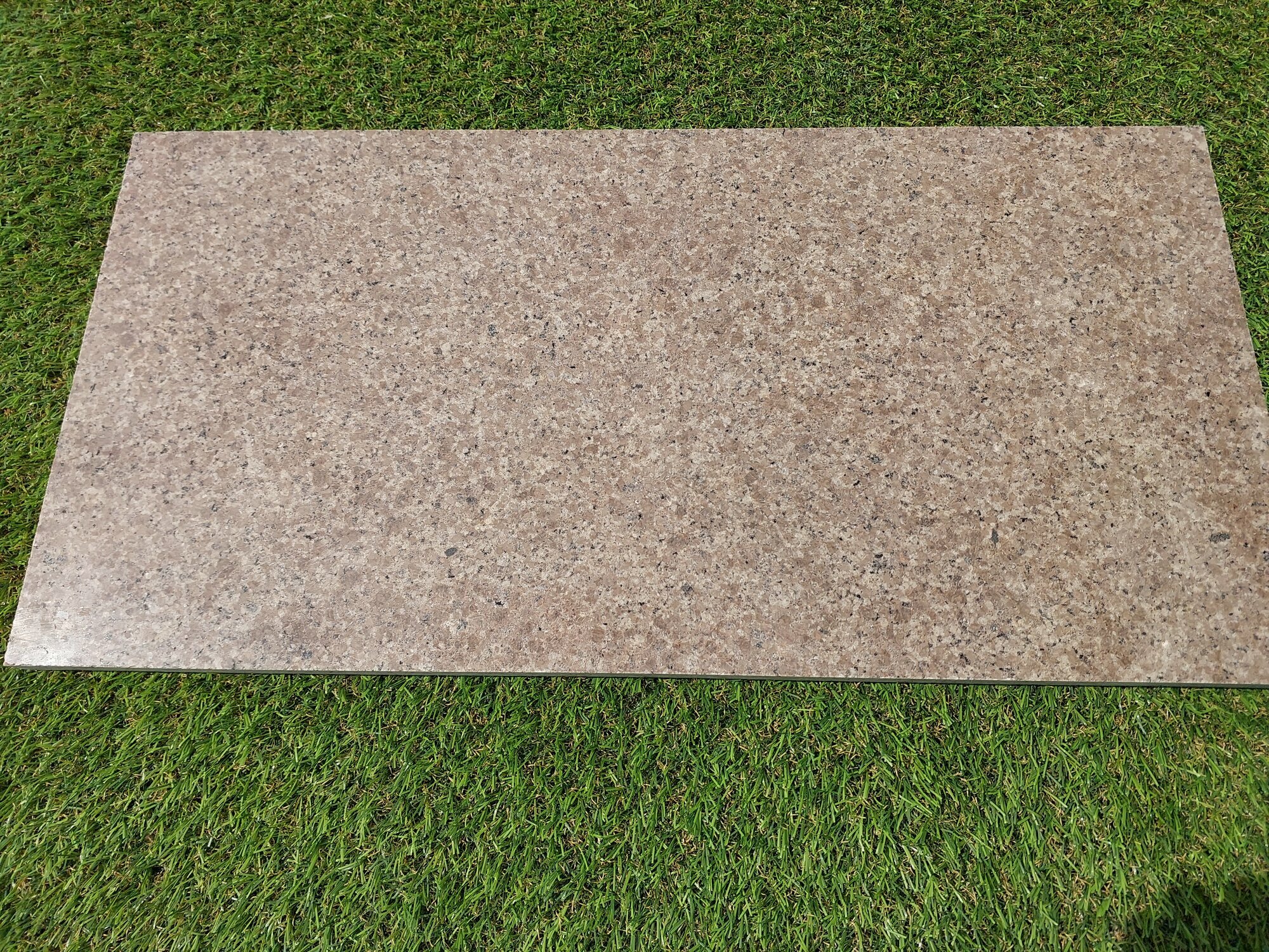 Гранит облицовочный на цоколь темный Куртинский 300х600х18 мм