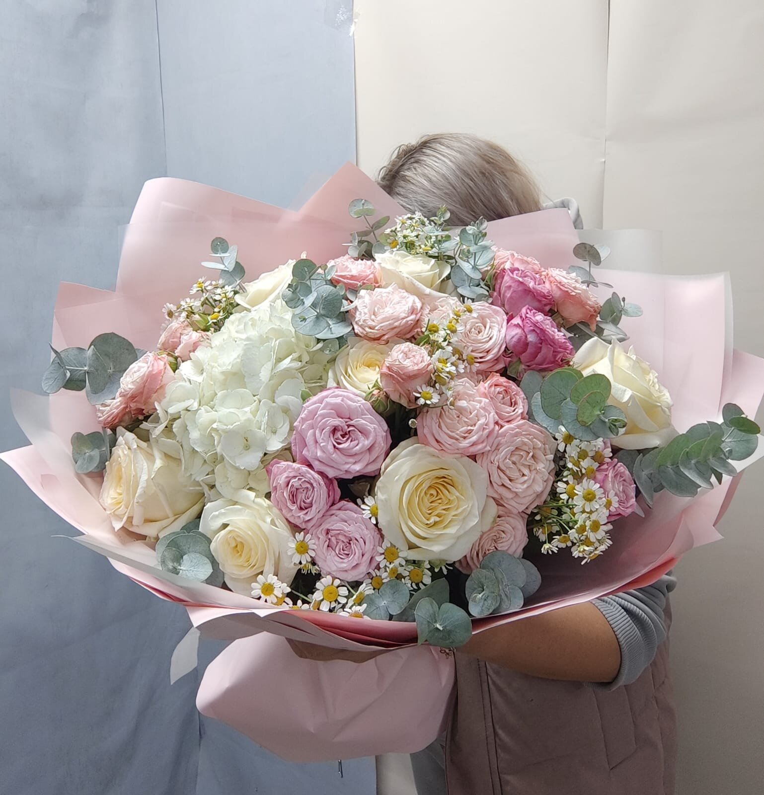 Букет " Нежное письмо" из кустовой пионовидной розы, гортензии, Камилла ромашка, розы, эвкалипта