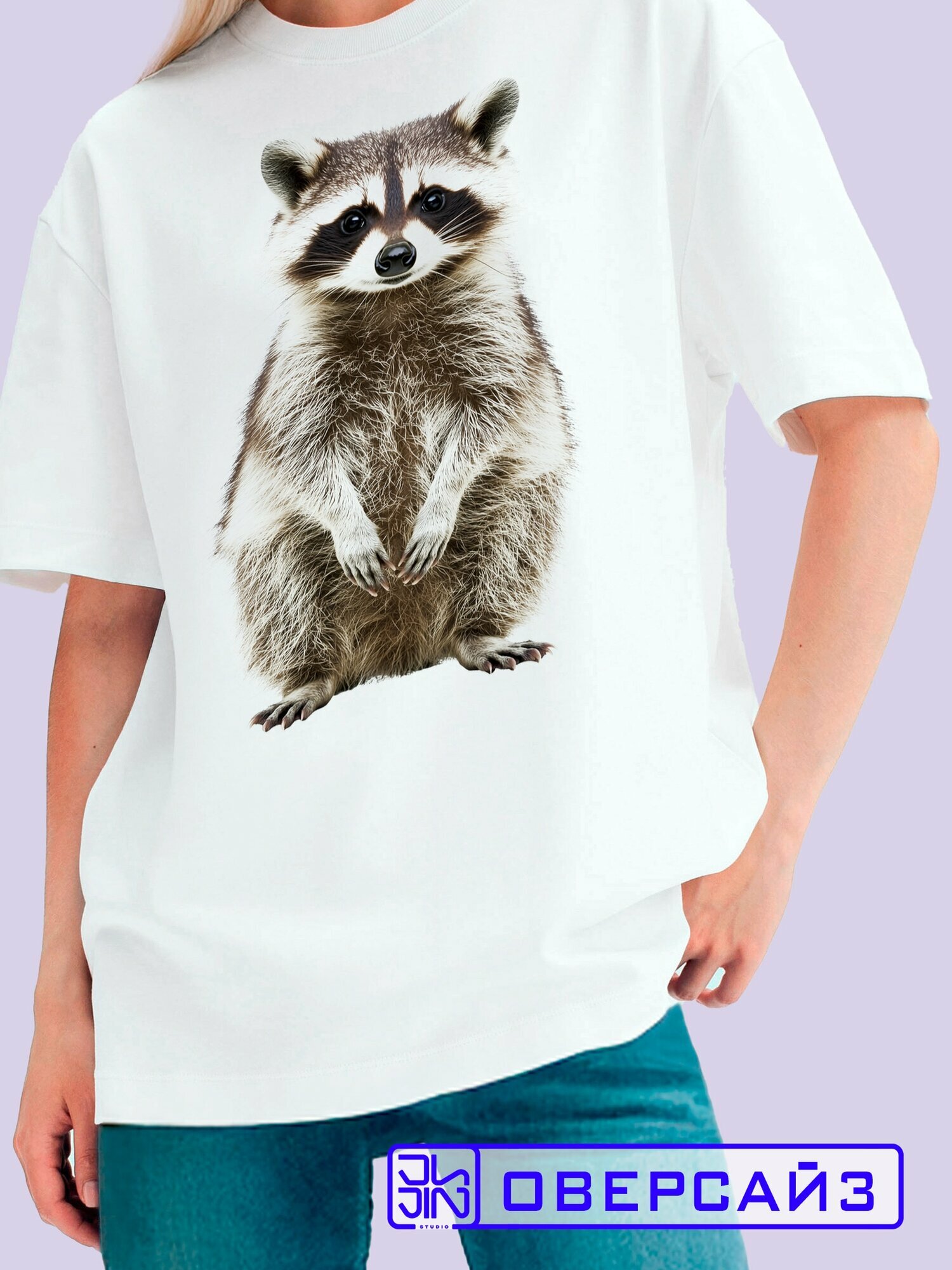 Футболка оверсайз женская с принтом Смешной енот на сером, пепельном фоне в универсальном, кэжуал стиле темно серый, белый хлопковый трикотаж с прикольным рисунком на груди