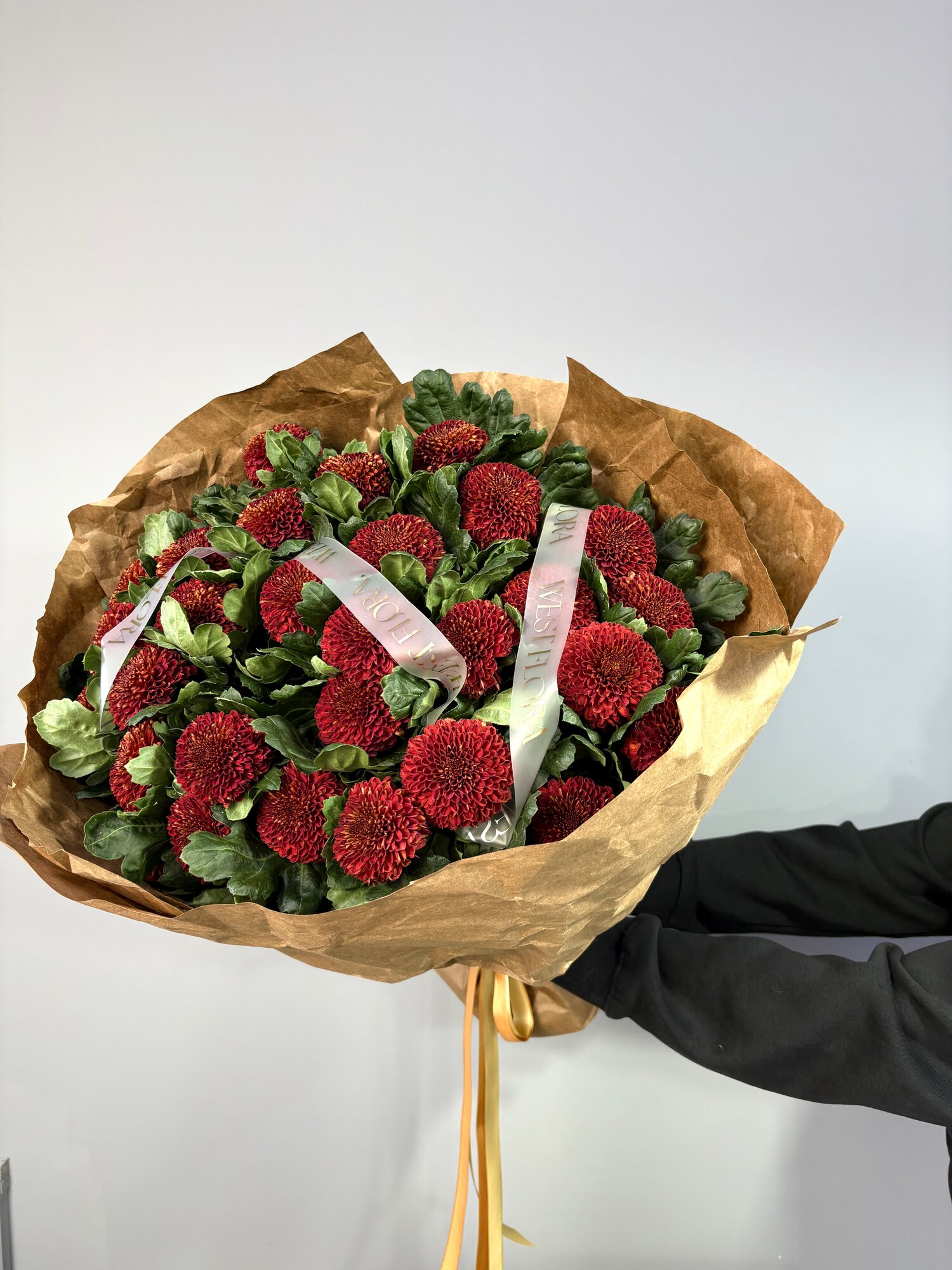 WEST FLORA Букет «Алая страсть» - 30 красных одноголовых хризантем