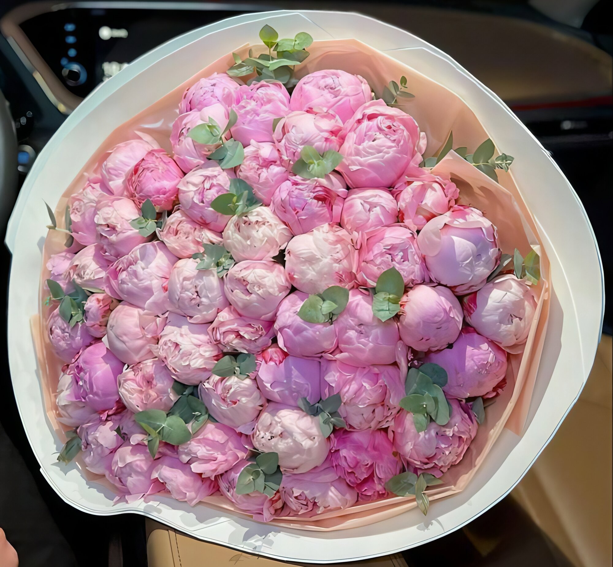 Букет из розовых пионов и белой эустомы, красивый букет цветов, шикарный, премиум цветы, премиум букет