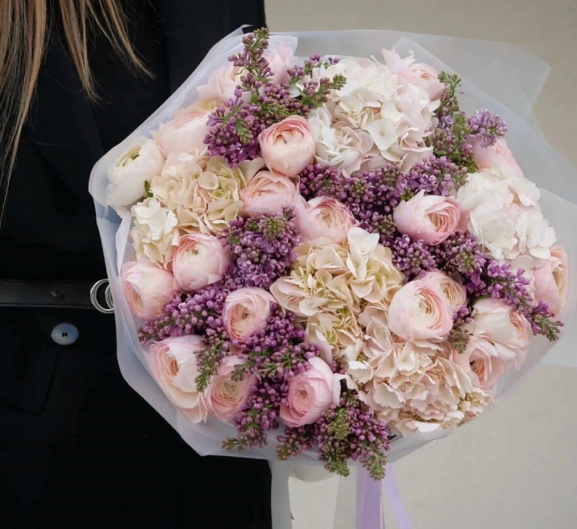 Букет ранункулюсы, пышные гортензии, голландская фиолетовая сирень