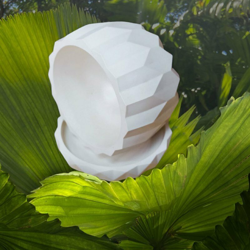 Декоративное кашпо из гипса, для кактусов, суккулентов и других цветов. Имеет сливное отверстие.