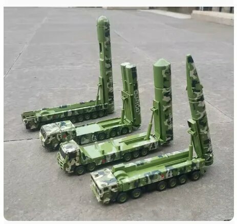 Модель автомобиля Dongfeng 1:100 металлическая зеленого цвета 5