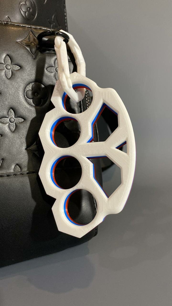 Кастет сувенирный, брелок для рюкзака из PLA+ пластика, патриотический