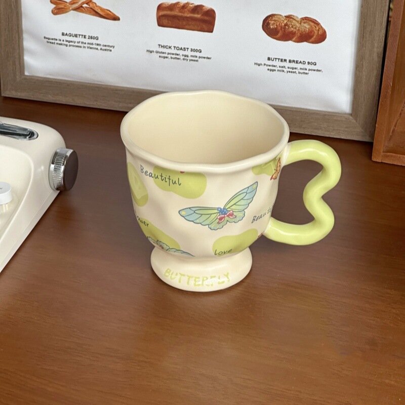 Красивая керамическая кружка с бабочкой — практичный подарок на день рождения для вашей лучшей подруги, упакованная в подарочную коробку.