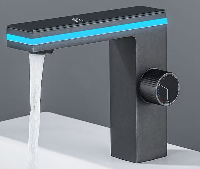 Умный LED смеситель для ванной с цифровым дисплеем температуры серый