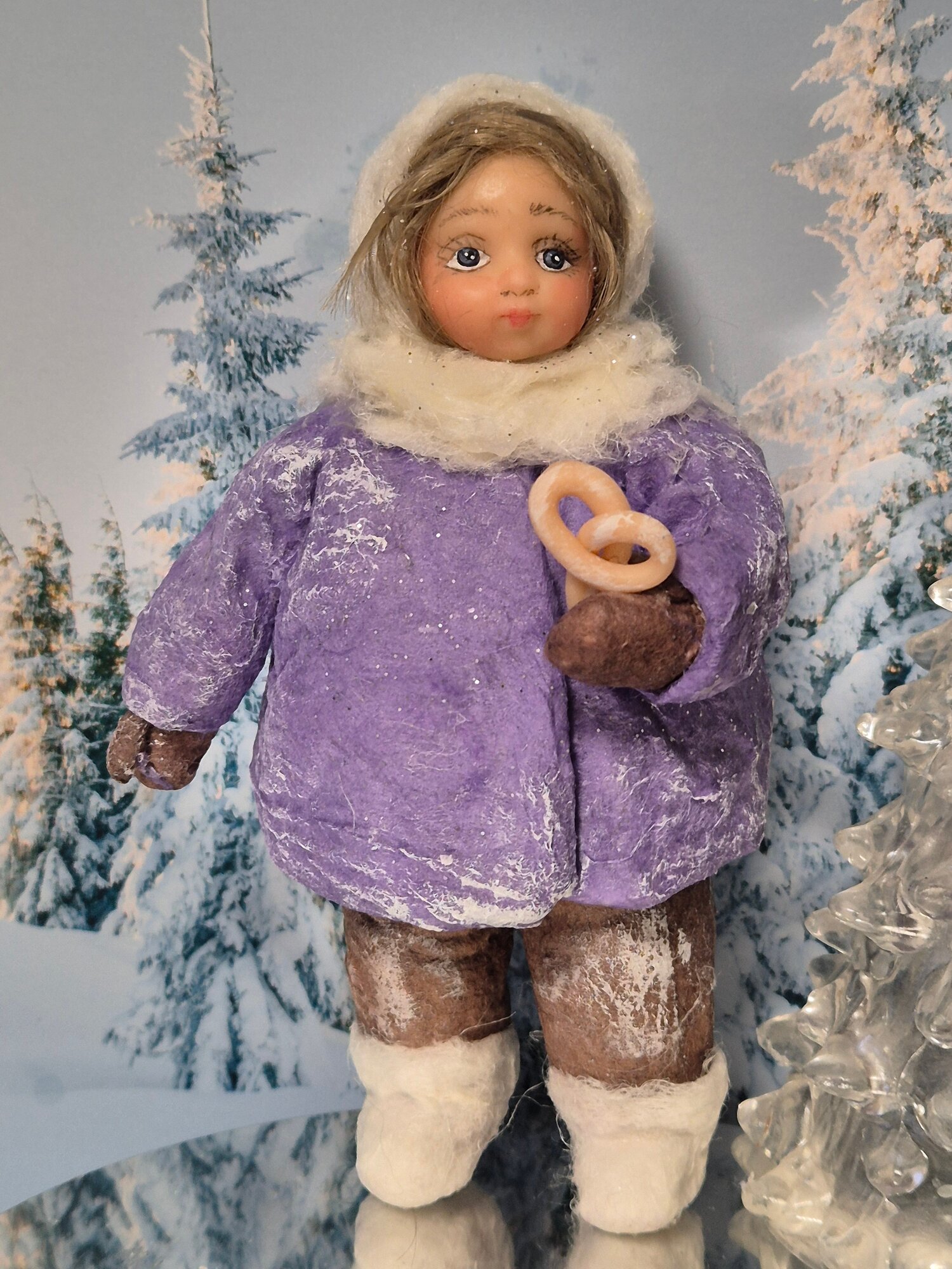 Ёлочная игрушка Affavatta, "Девочка с кренделем", 12см, ручная роспись