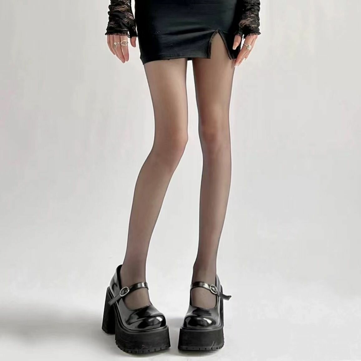 Вау, белый шелк с пайетками в сочетании с ботинками выглядит потрясающе! Осенне-зимний абрикосовый цвет создает атмосферу с белыми утягивающими чулками цвета кожи!