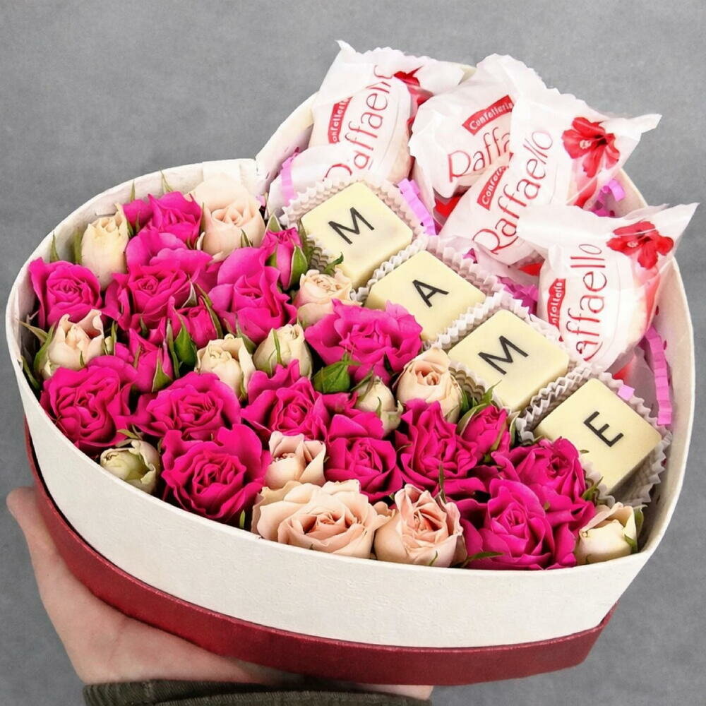 Цветы в коробке. Кустовые розы, бельгийский шоколад, рафаэлло. Подарок маме