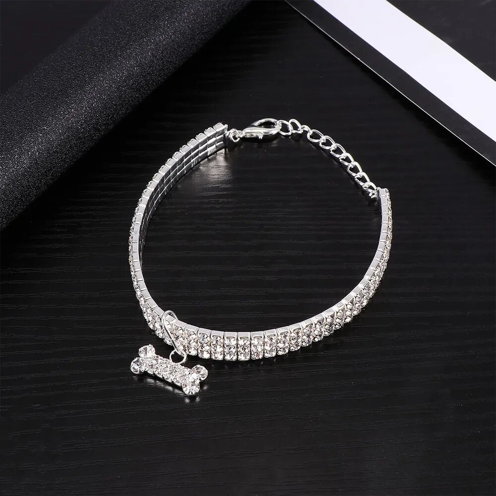 Белый ошейник для собак с блестящими стразами и мини-подвеской, регулируемый для удобства питомца