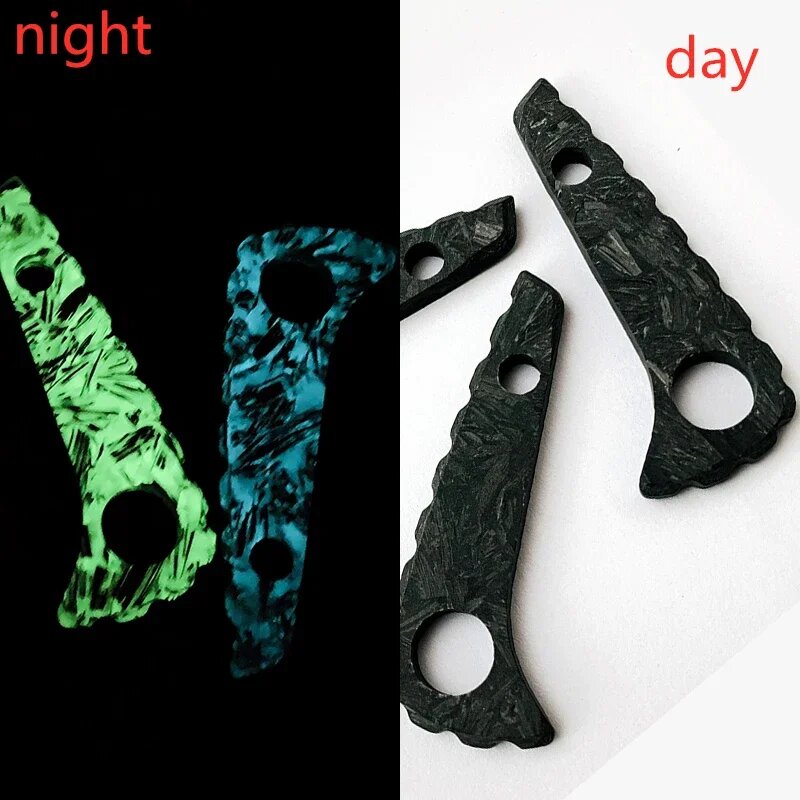 Светящаяся прокладка Spyderco Paramilitary 2, Blue light, углеродное волокно