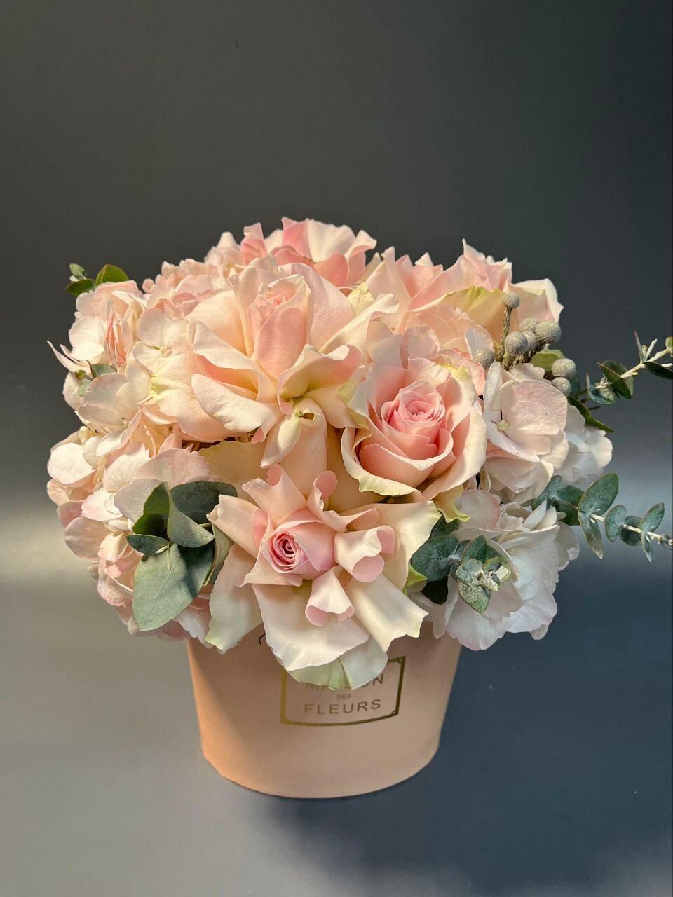 Композиция "Абрикосовый зефир" с розовой французской розой и гортензией MINI