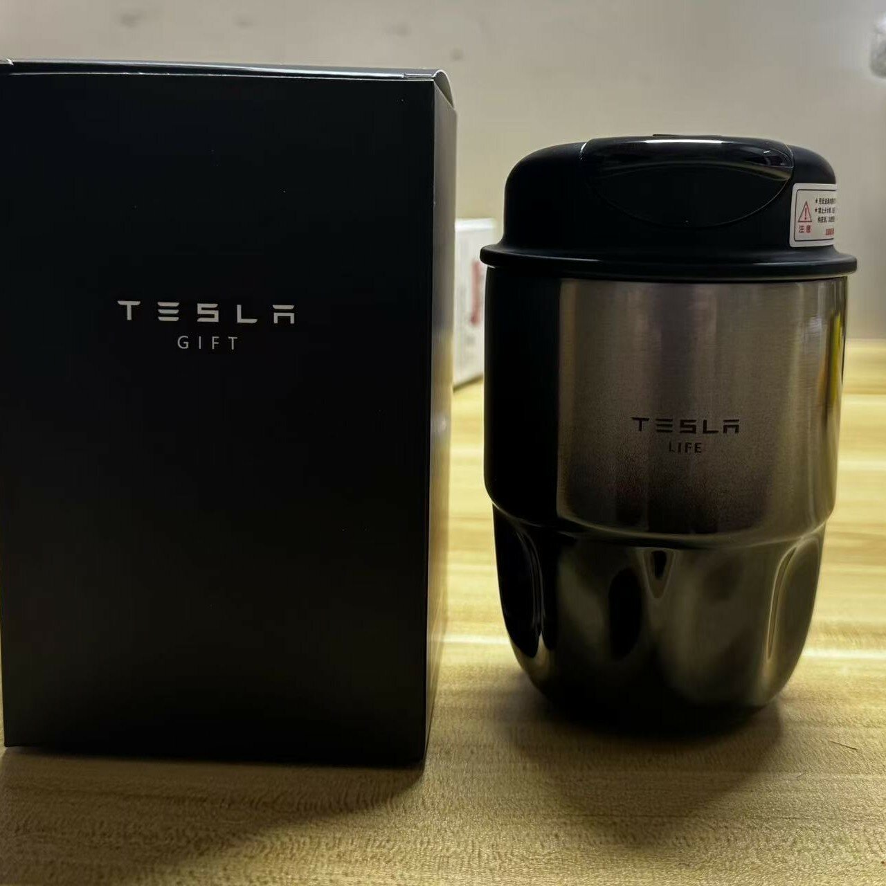 Чёрная металлическая кружка для кофе Tesla с градиентным эффектом стильна, удобна и специально разработана для сохранения температуры напитков, будь то горячих или холодных.