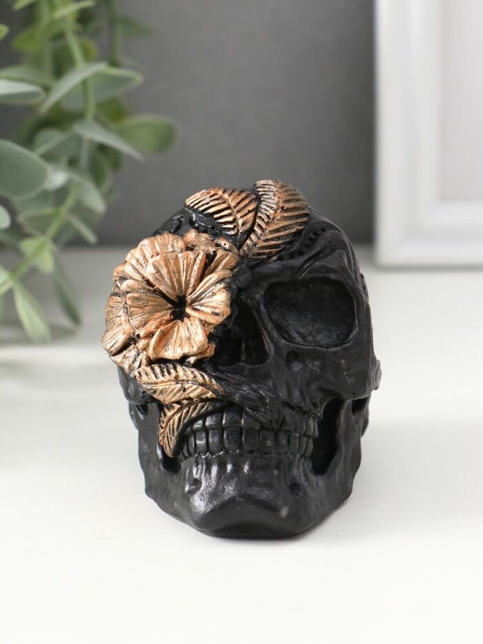 Сувенирная фигурка Хорошие сувениры гипсовая, Череп с цветком, 7х6х9 см, чёрная