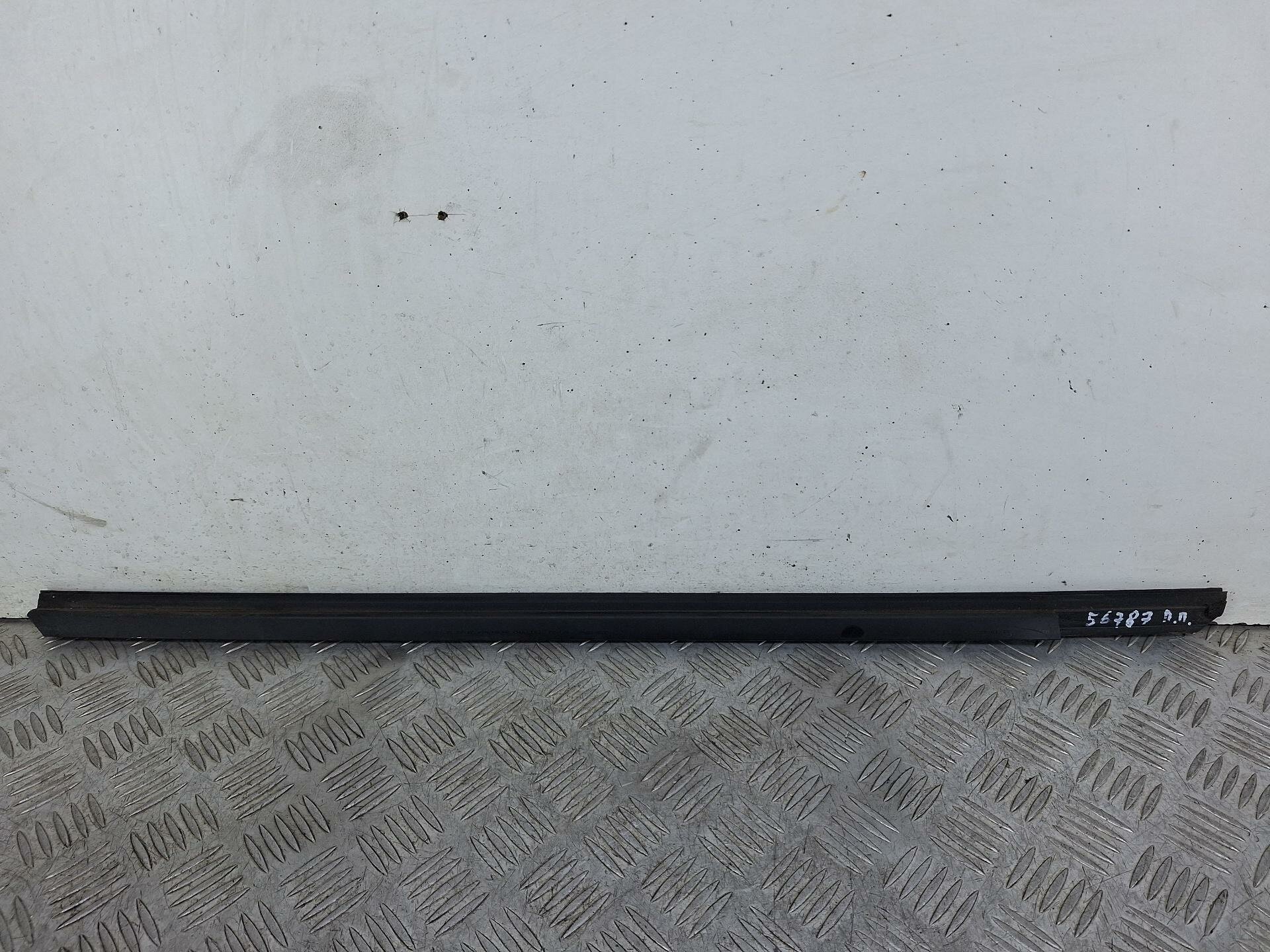 Молдинг стекла двери передней правой Hyundai H1 Grand Starex 2008