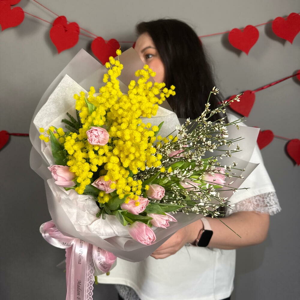 Букет Madam Polina «Весенняя нежность», мимоза, тюльпан, гениста, высота 40 см, аквабокс, бумага тишью