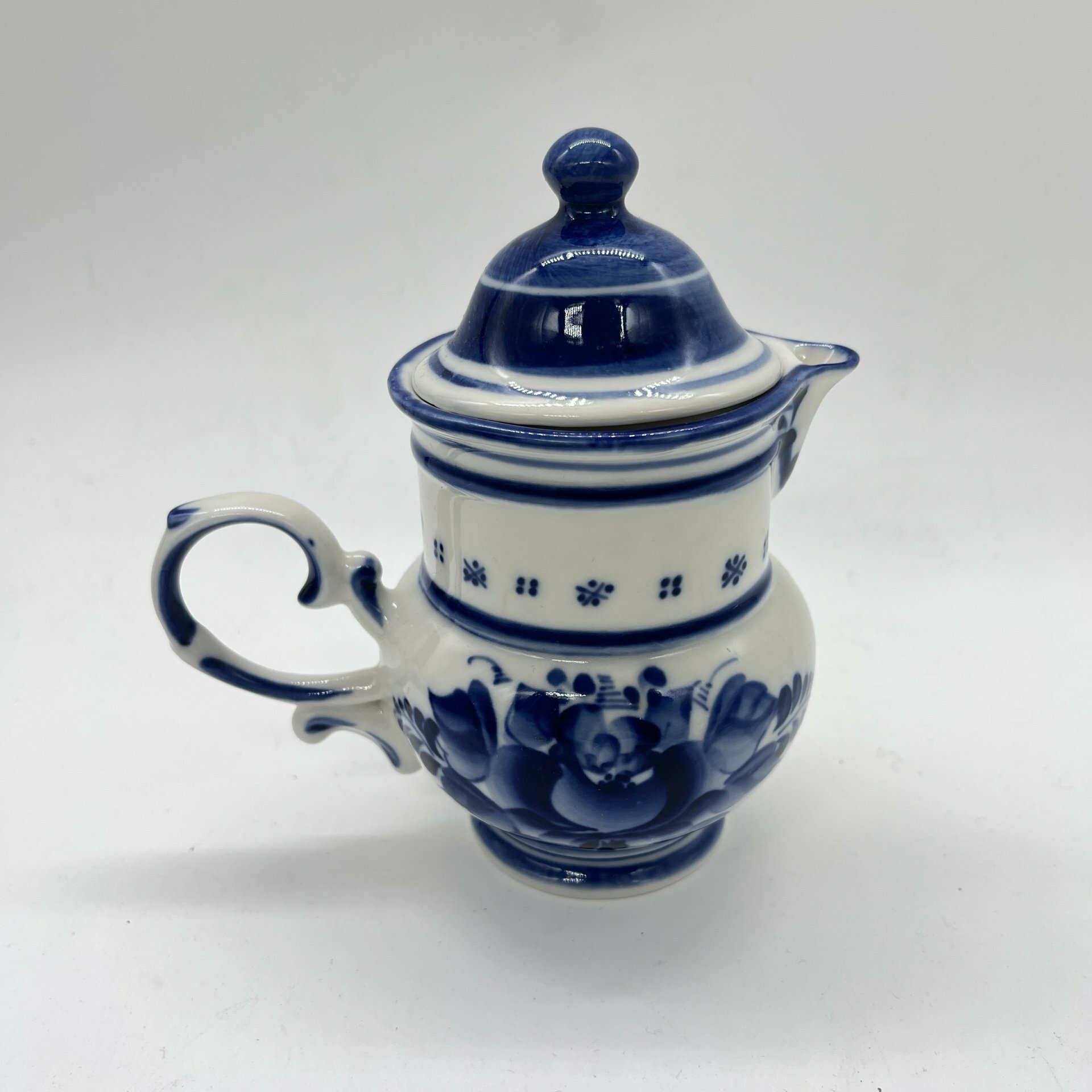 Молочник с крышкой с расписным цветочным декором (крышка в подборе), авт. Рогов