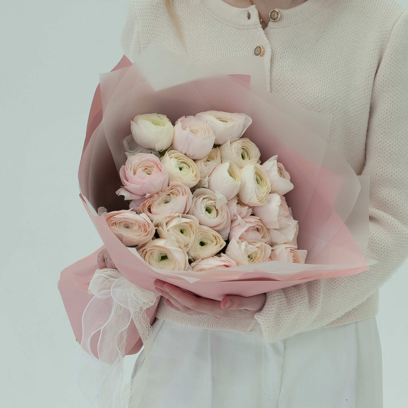 Букет цветов из нежных ранункулюсов в дизайнерской упаковке "Нежная Италия"
