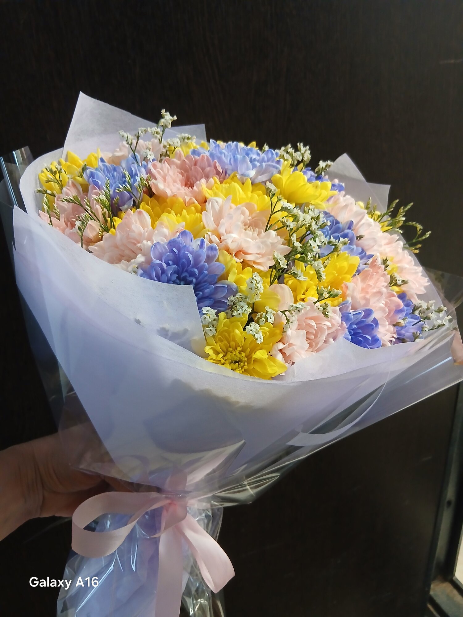 Букет живых цветов , из радужной хризантемы,7 шт. На флристической губке. Букетная s.