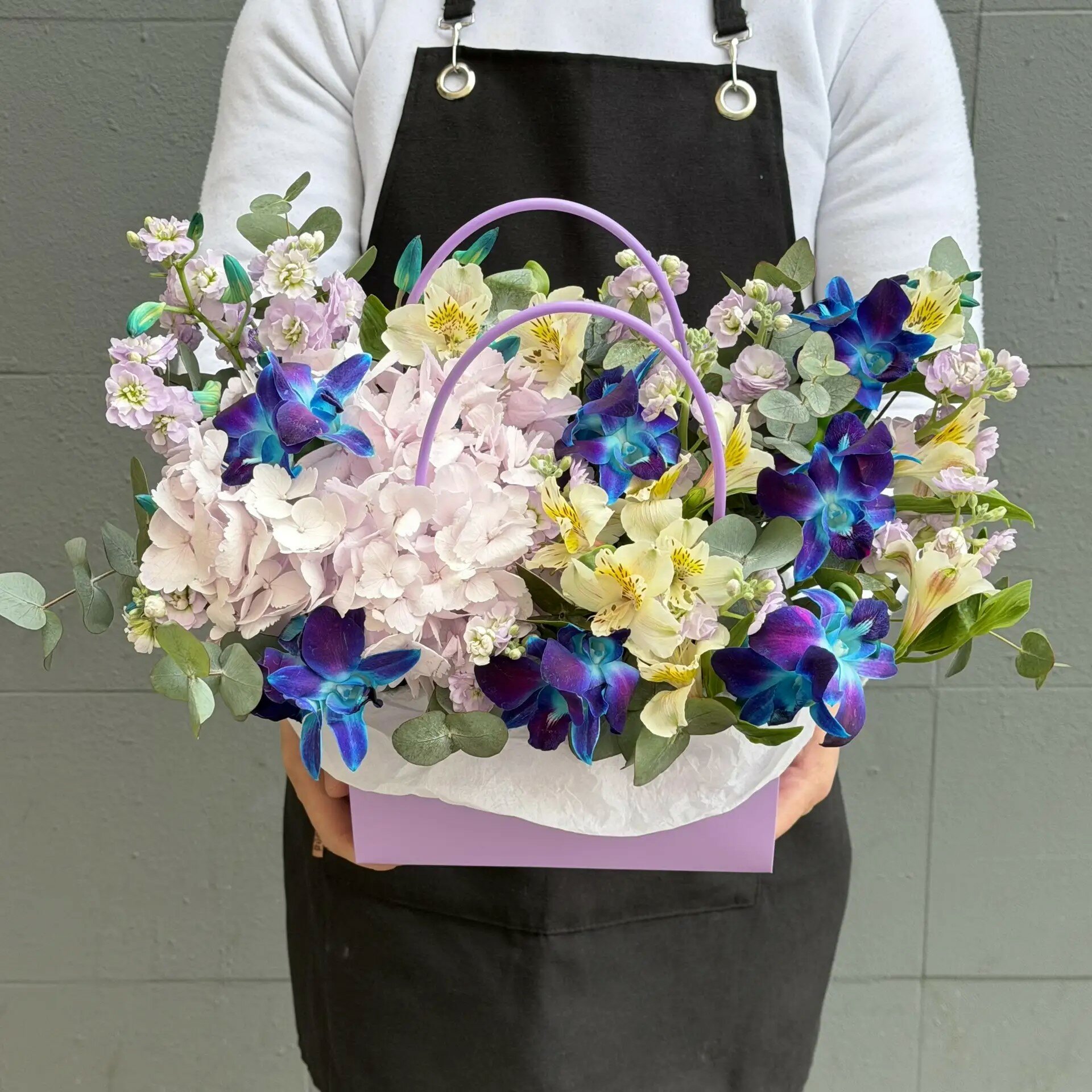 Сумочка Rybe-Flowers, из орхидей, альстромерий и маттиол, белая/фиолетовая/синяя