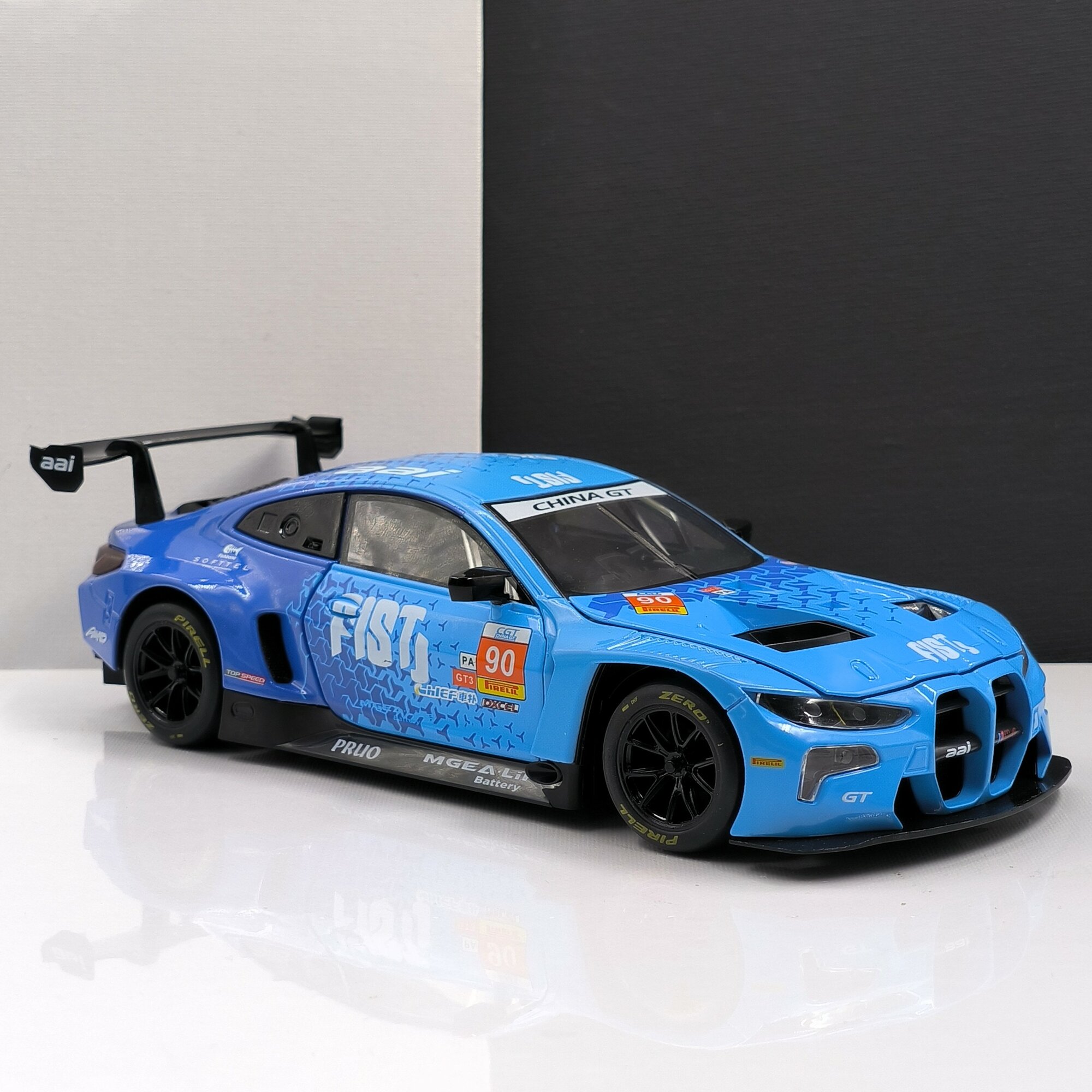 Металлическая модель автомобиля BMW M4 GT3 EVO #90 с инерционным механизмом и свето звуковым сопровождением.