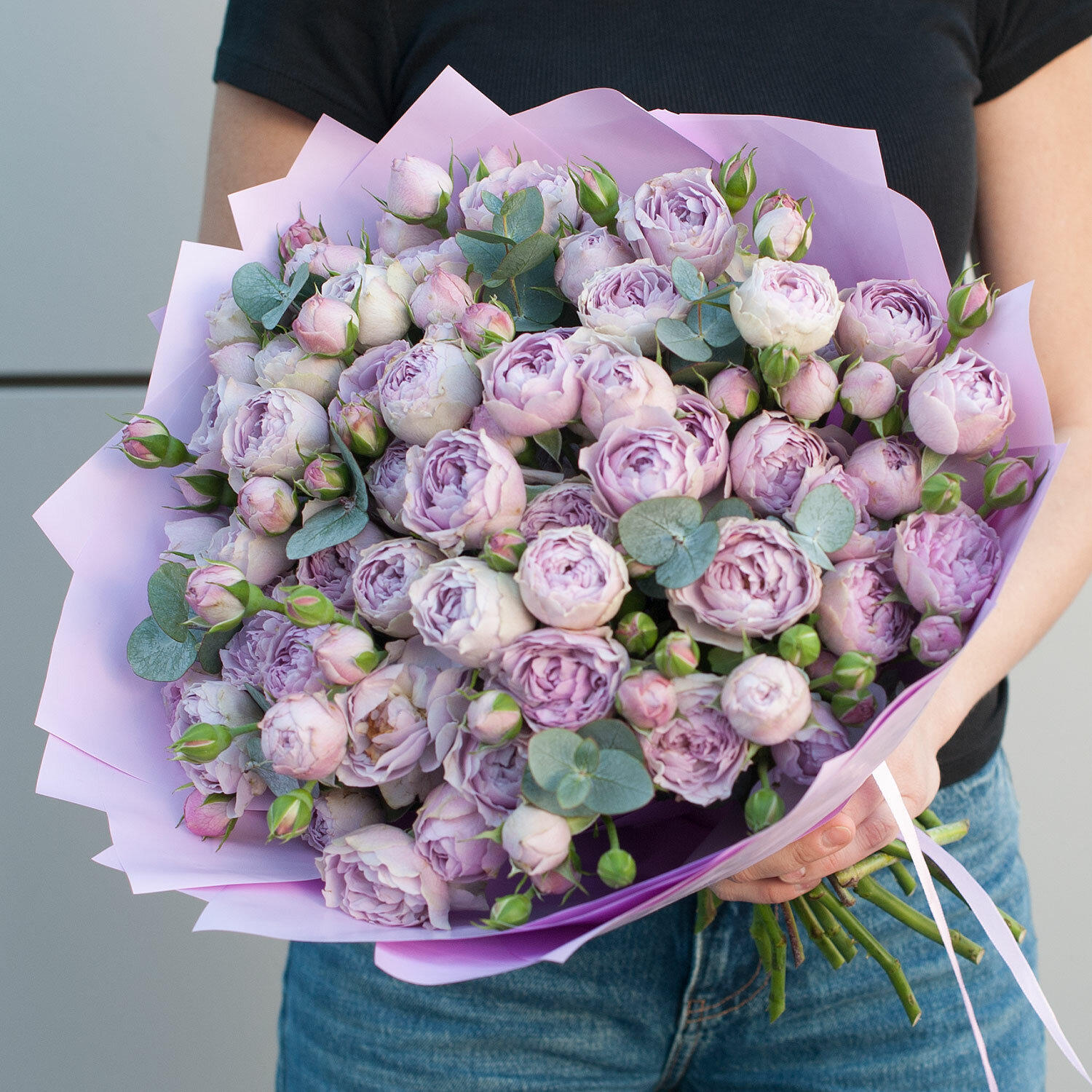 Букет цветов из сиреневых пионовидных кустовых роз с эвкалиптом "Парижская романтика"