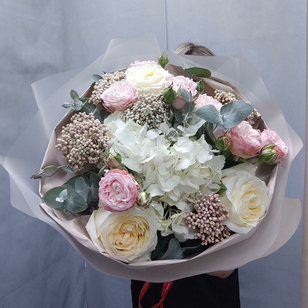 Букет из пионовидных роз, озатомнуса, кустовой пионовидной розы, эвкалипта, гортензии