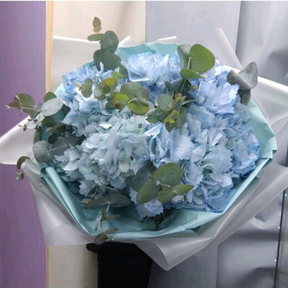 Букет из гортензии и эвкалипта