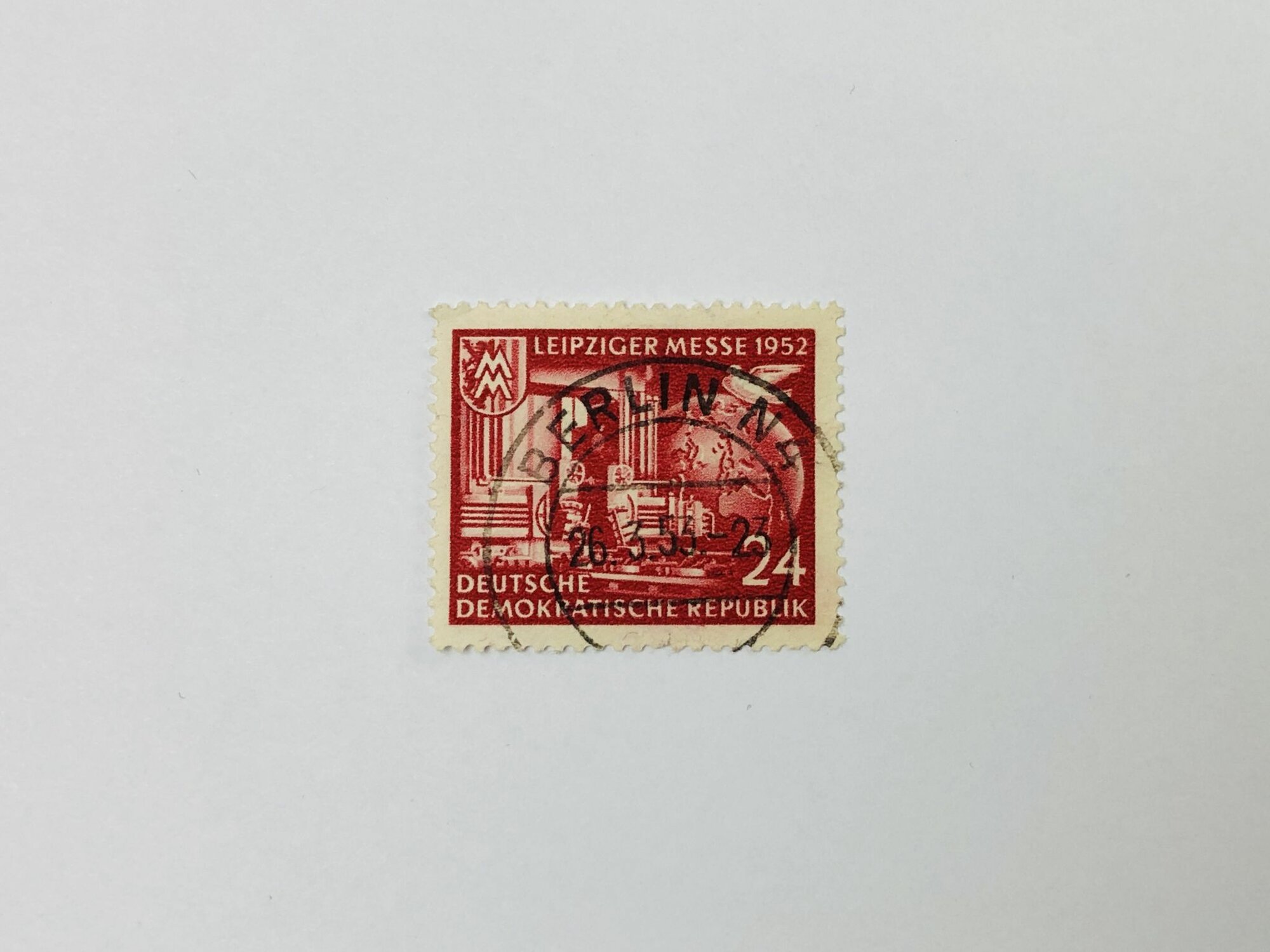 Почтовые марки Лейпцигская осенняя ярмарка 1952 года. Герб города Лейпциг с ярмарочной вывеской; тяжелый двигатель Германия (ГДР). 1952. Михель: DD 315. Гашен
