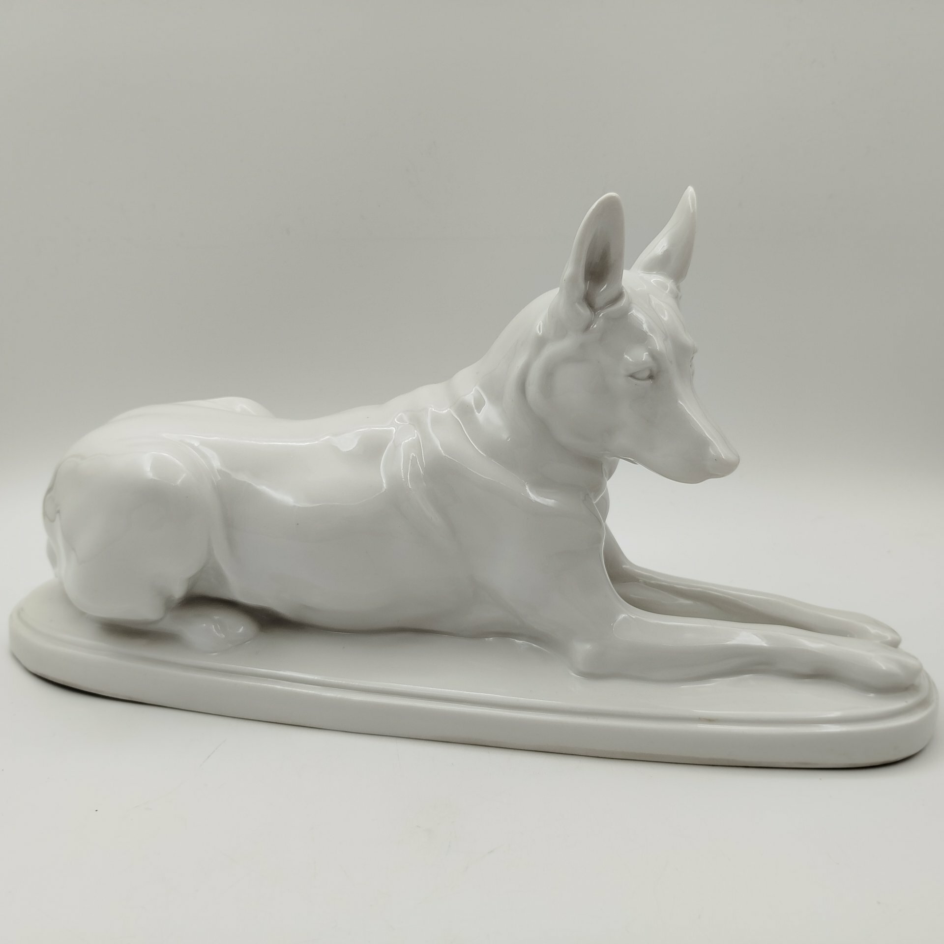 Статуэтка "Немецкая овчарка", автор Драчинская В. С, фарфор