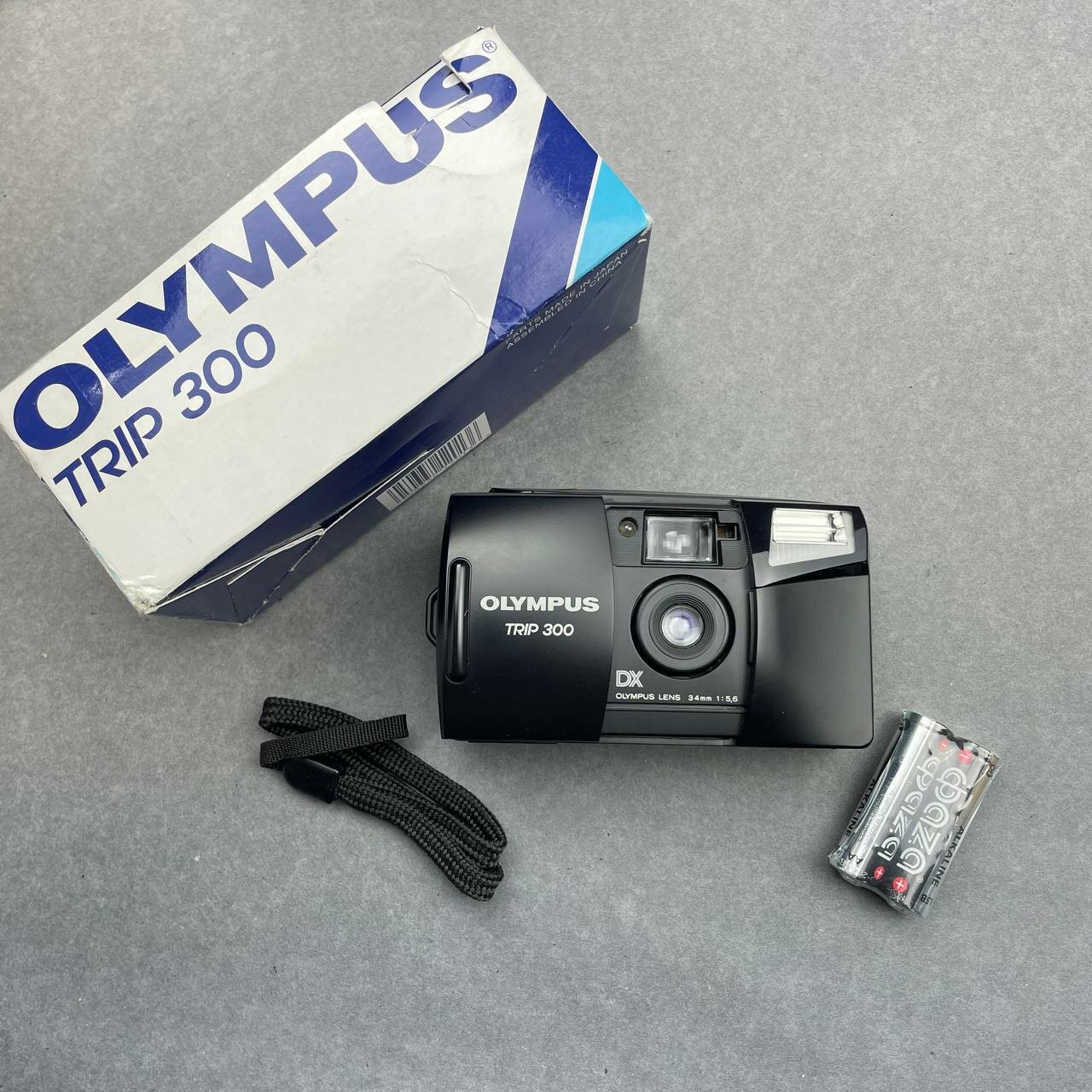 Винтажный пленочный фотоаппарат Olympus Trip 300, с коробкой