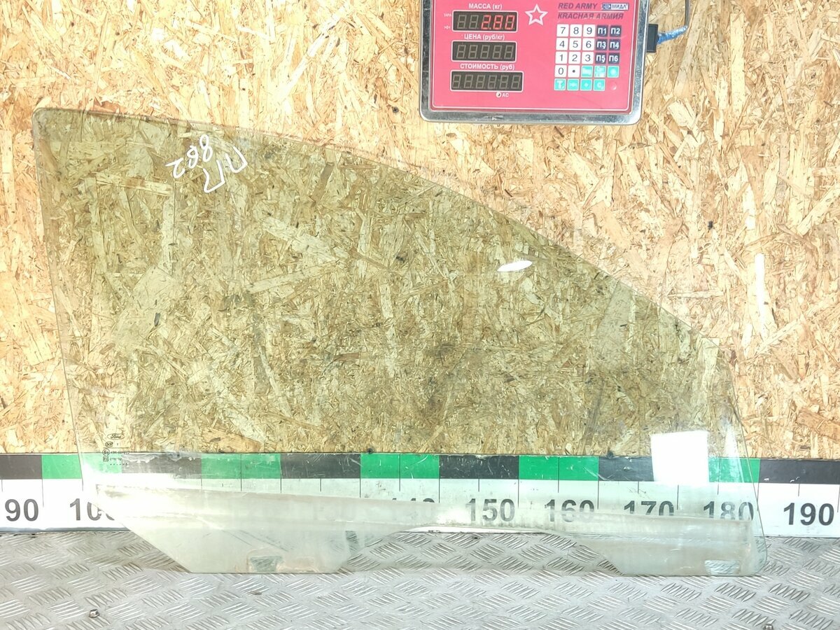 Стекло двери передней правой FORD Focus 1998-2005 1088904